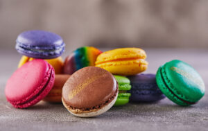 L’histoire méconnue des macarons : des origines italiennes aux ...